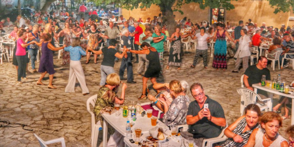 ΓΙΑΤΙ ΣΤΗΝ ΑΡΤΑ ΑΠΑΓΟΡΕΥΟΝΤΑΙ ΤΑ ΠΑΝΗΓΥΡΙΑ ΕΝΩ ΣΤΗΝ ΘΕΣΠΡΩΤΙΑ ΟΧΙ ...