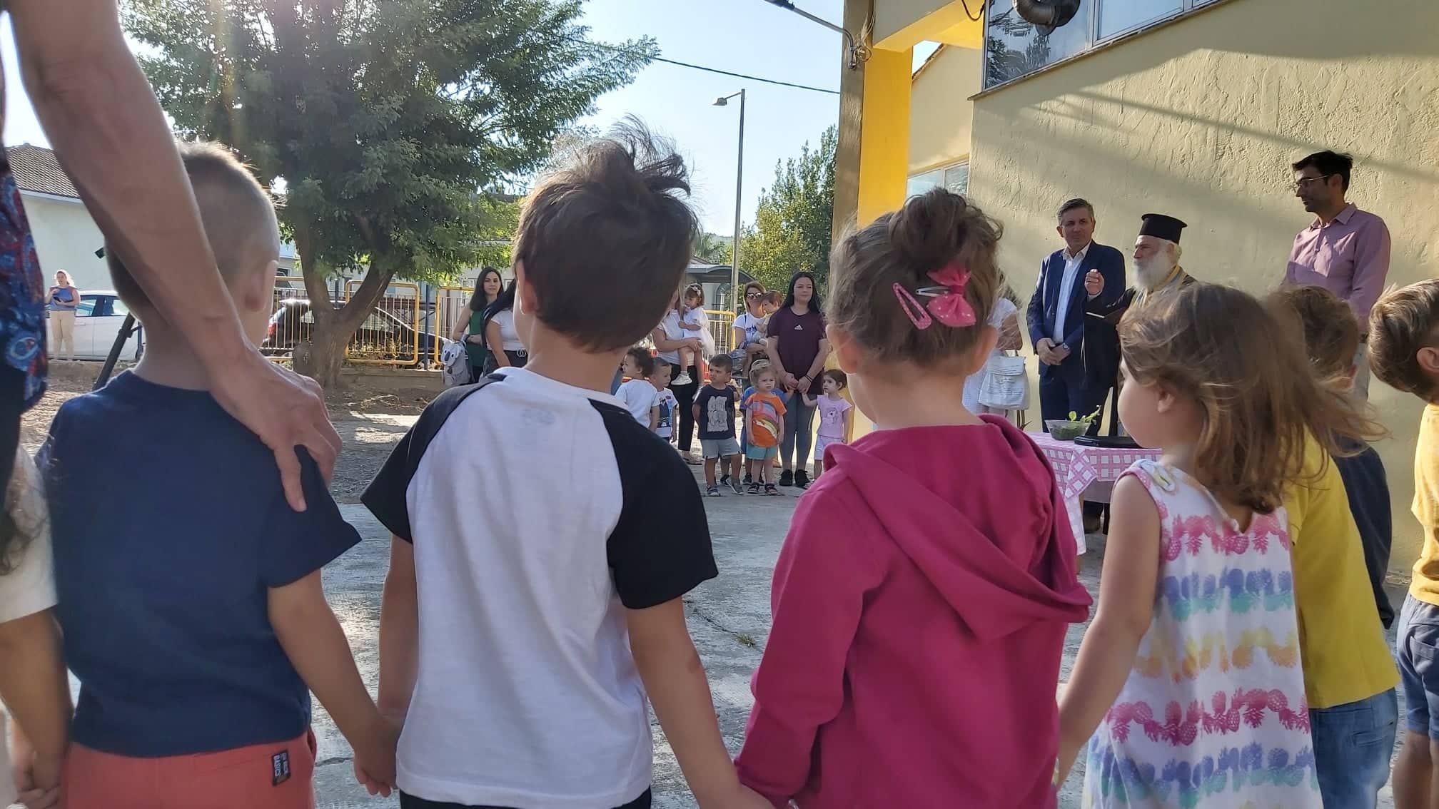 ΑΡΤΑ: ΜΕ ΧΑΜΟΓΕΛΑ Ο ΠΡΩΤΟΣ ΑΓΙΑΣΜΟΣ ΣΤΟΥΣ ΜΑΘΗΤΕΣ ΤΩΝ ΠΑΙΔΙΚΩΝ ΚΑΙ ...