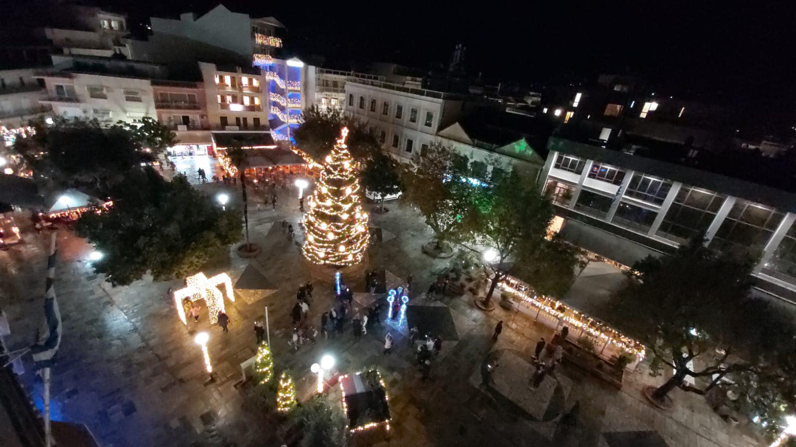 ΆΡΤΑ: ΣΕ ΓΙΟΡΤΙΝΟ ΚΛΙΜΑ ΜΕ ΤΗ ΦΩΤΑΓΩΓΗΣΗ ΤΟΥ ΧΡΙΣΤΟΥΓΕΝΝΙΑΤΙΚΟΥ ΔΕΝΤΡΟΥ ...