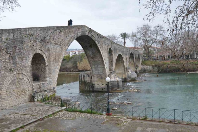 ΆΡΤΑ: ΣΕ ΚΡΙΣΙΜΗ ΚΑΤΑΣΤΑΣΗ Ο ΑΝΤΡΑΣ ΠΟΥ ΕΠΕΣΕ ΑΠΟ ΤΟ ΓΕΦΥΡΙ | ArtaVoice ...
