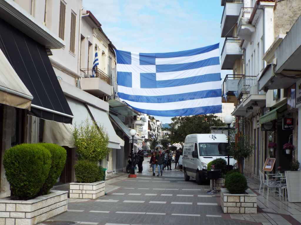 Αν η αγαπη προς την πατριδα μετριοταν με το μεγεθος της σημαιας ...