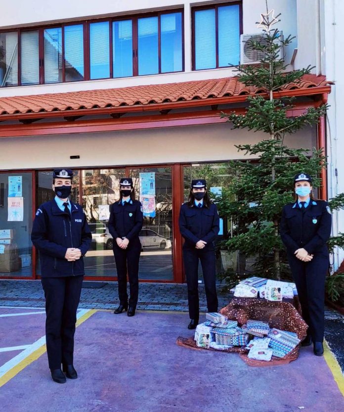 ΑΡΤΑ: ΟΙ ΑΣΤΥΝΟΜΙΚΟΙ ΜΟΙΡΑΣΑΝ ΔΩΡΑ | ArtaVoice - Τα νέα της Άρτας ...