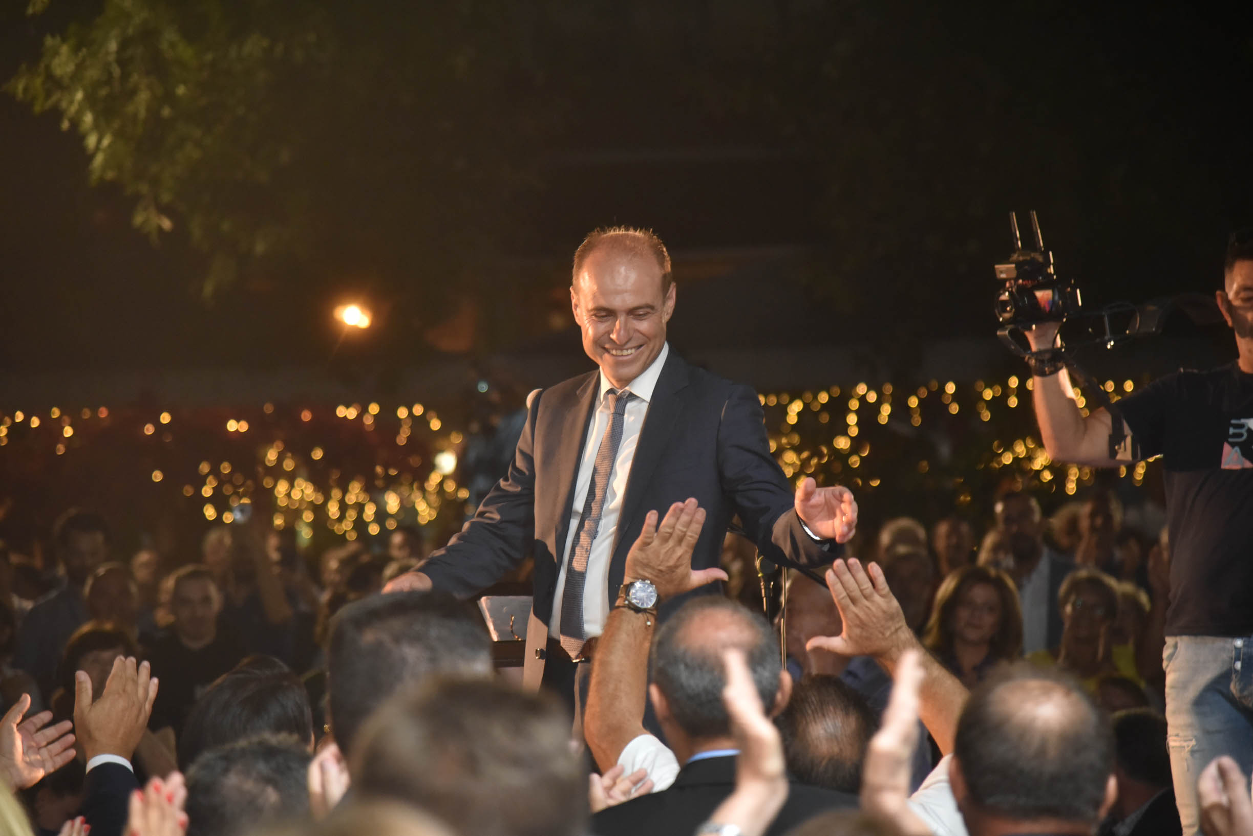 ΑΡΤΑ: ΜΗΝΥΜΑ ΝΙΚΗΣ ΚΑΙ ΥΠΕΡΟΧΗΣ ΓΙΑ ΤΟΝ ΧΡΙΣΤΟΦΟΡΟ ΣΙΑΦΑΚΑ ΣΤΑ ΕΓΚΑΙΝΙΑ ...