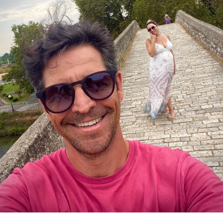 ΑΡΤΑ: Ο Α. ΡΟΥΒΑΣ ΠΟΖΑΡΕΙ ΣΤΟ ΓΕΦΥΡΙ ΜΕ ΤΗΝ ΕΓΚΥΜΟΝΟΥΣΑ ΣΥΝΤΡΟΦΟ ΤΟΥ ...